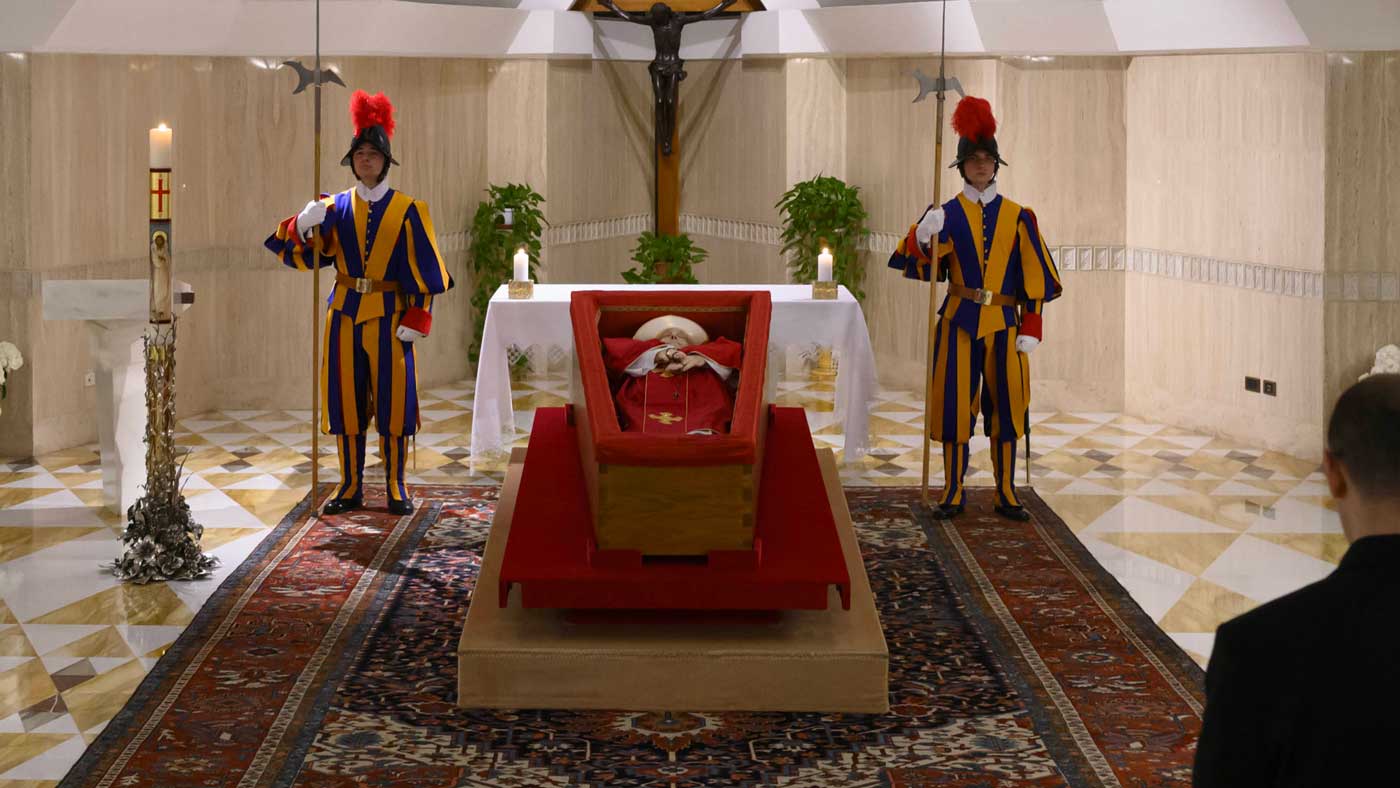 Les premières images du pape François dans son cercueil