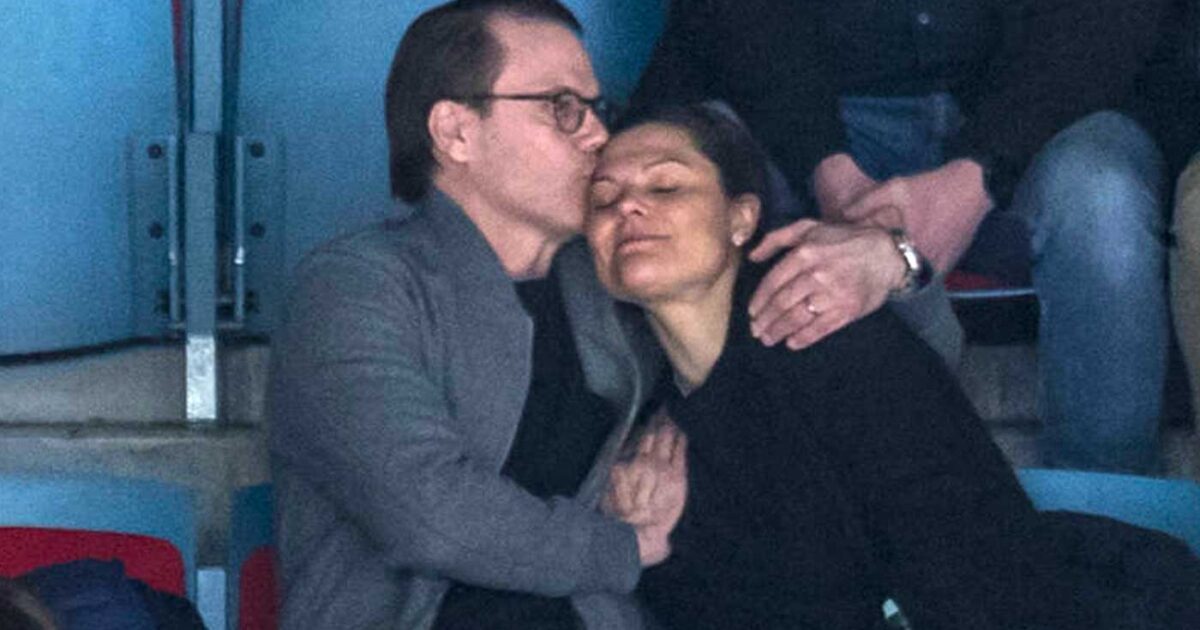Victoria et Daniel de Suède tendres au hockey avec leurs enfants et le ...
