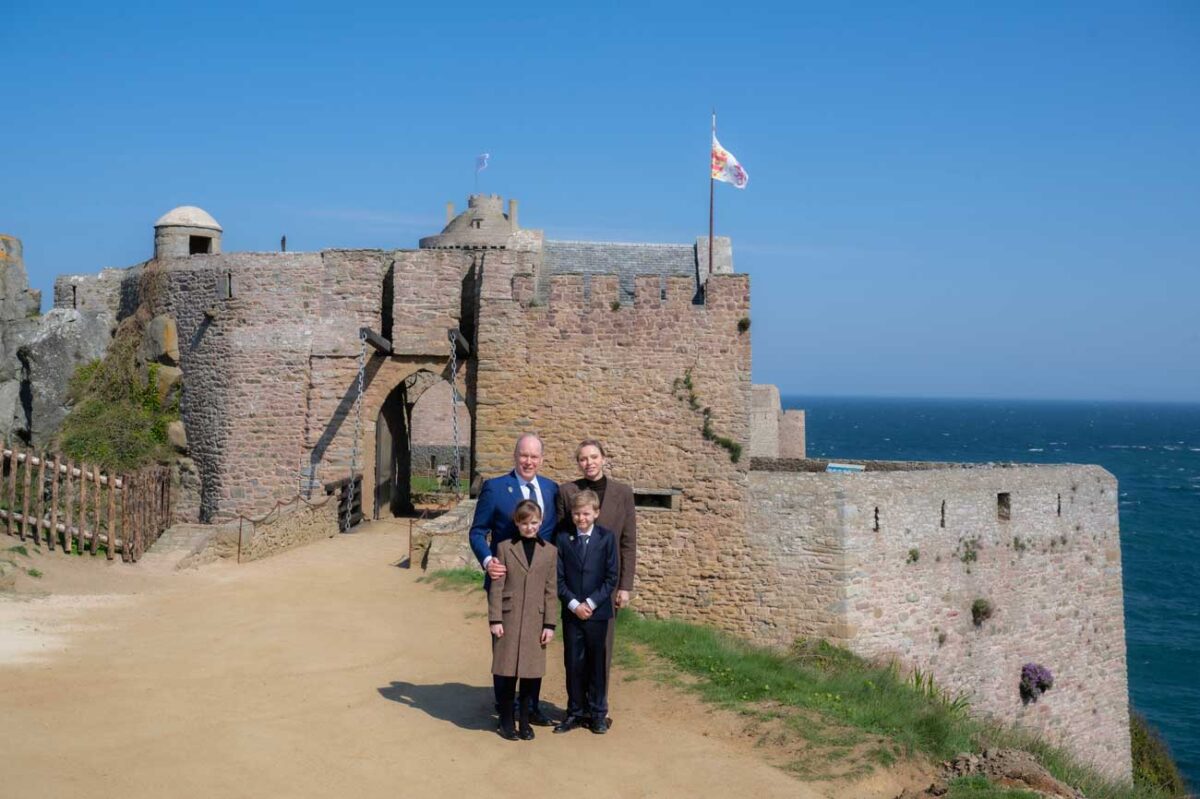 Le prince Albert II et ses enfants visitent le fort breton de leurs ...