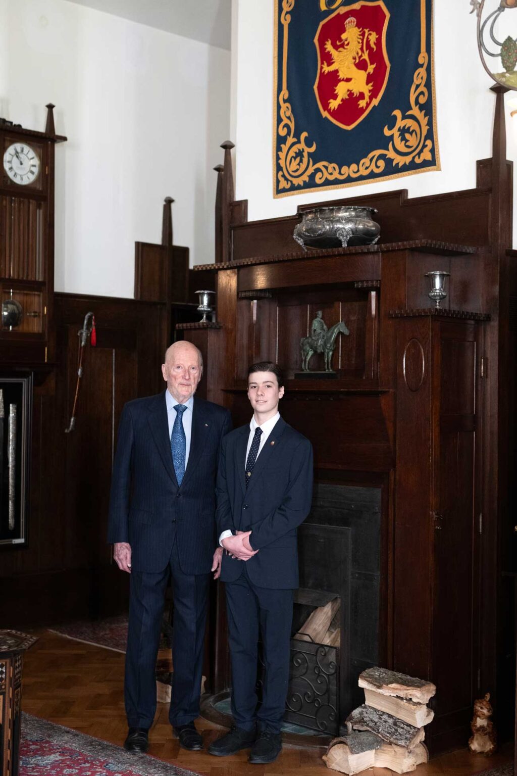 Le roi Siméon II pose avec le prince Siméon et la princesse Kalina ...