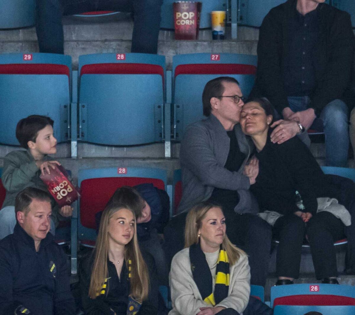 Victoria et Daniel de Suède tendres au hockey avec leurs enfants et le prince Alexander