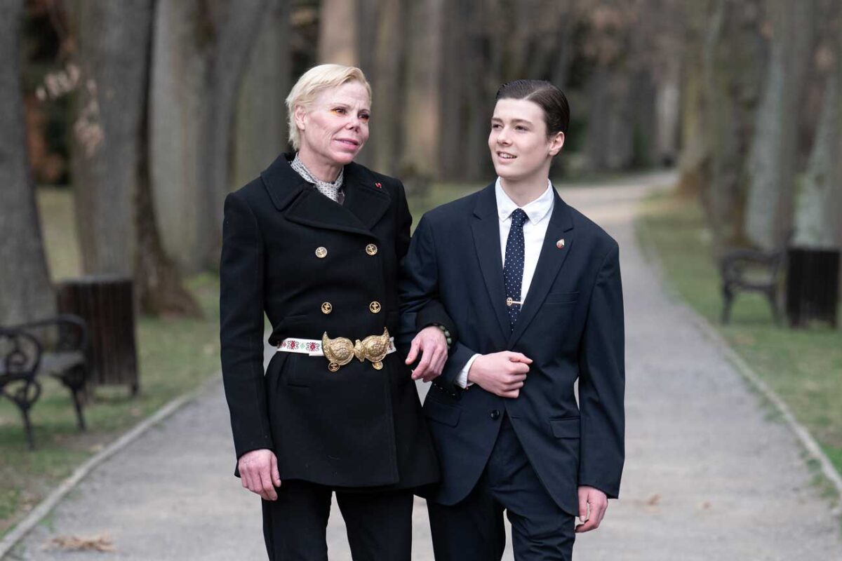 Le roi Siméon II pose avec le prince Siméon et la princesse Kalina ...