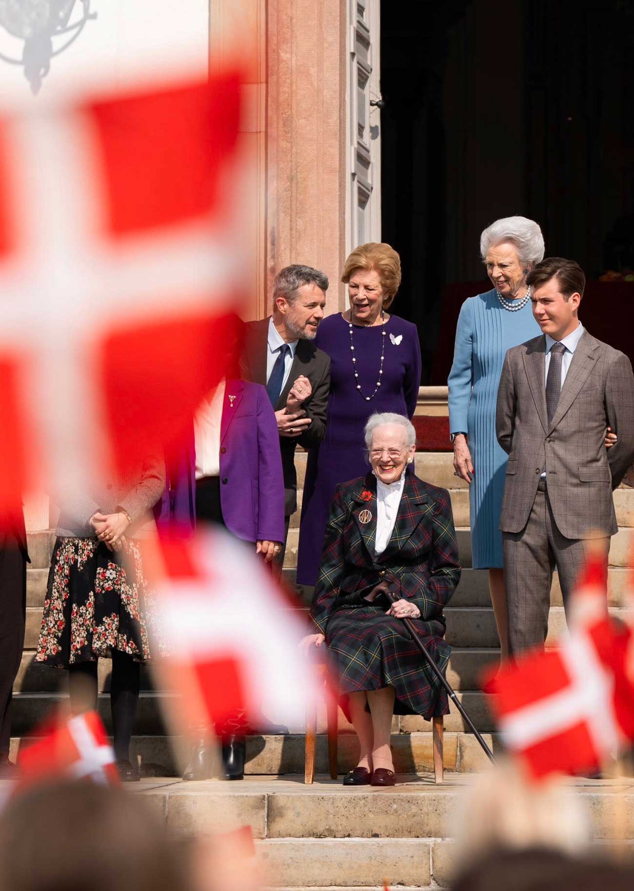 La reine Margrethe entourée de ses descendants, ses sœurs et son teckel ...