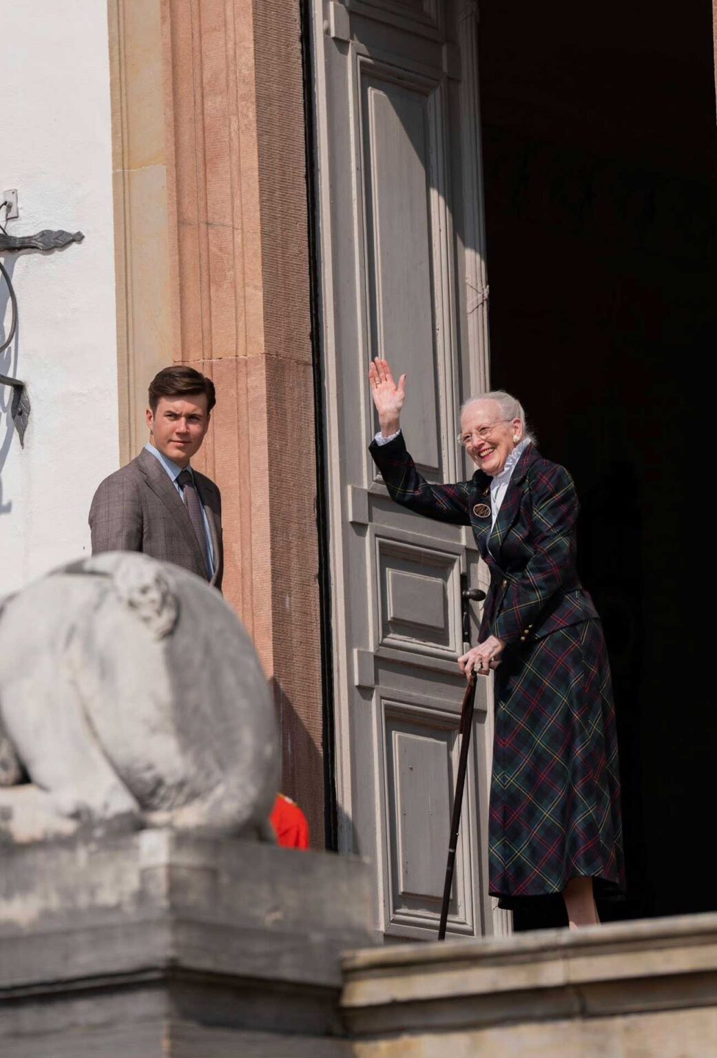 La reine Margrethe entourée de ses descendants, ses sœurs et son teckel ...