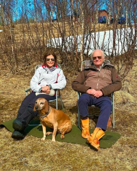 Le roi et la reine de Suède dans leur chalet enneigé de Storlien pour ...