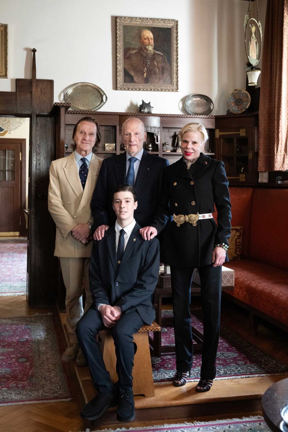 Le roi Siméon II pose avec le prince Siméon et la princesse Kalina ...