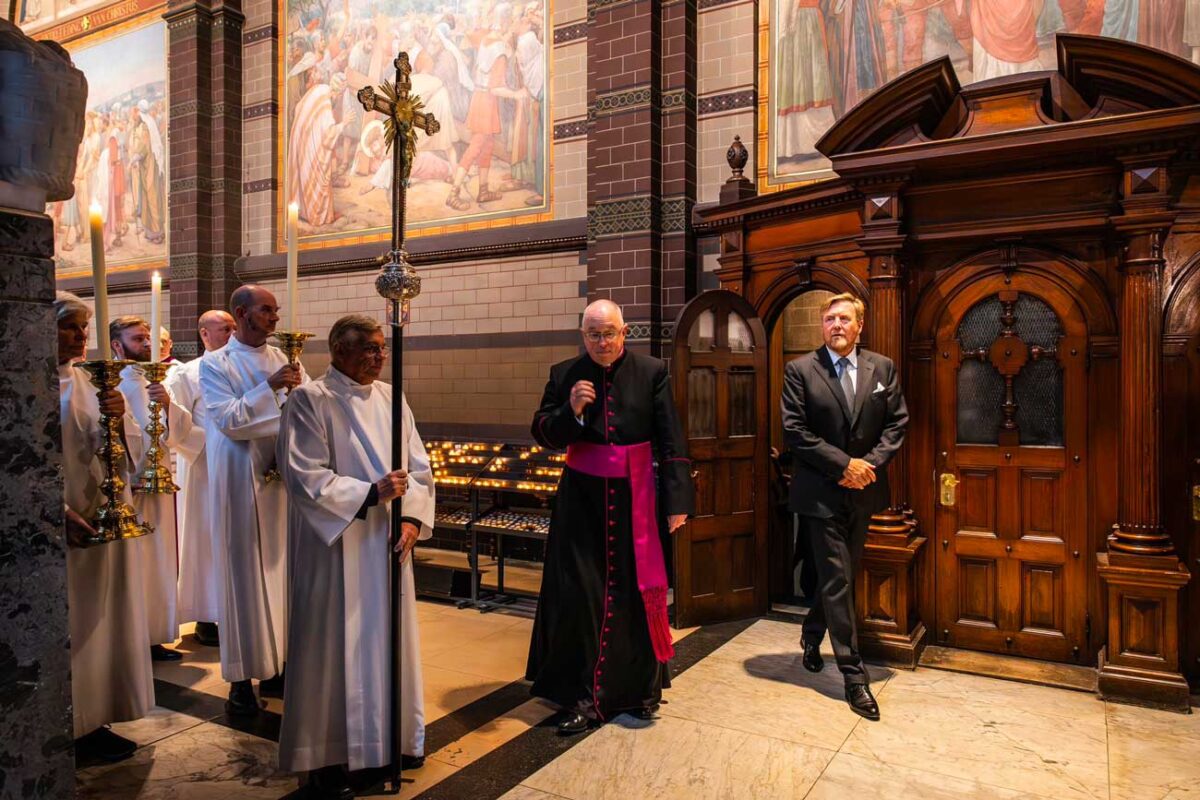 Le roi Willem-Alexander assiste à une messe en mémoire du pape François ...