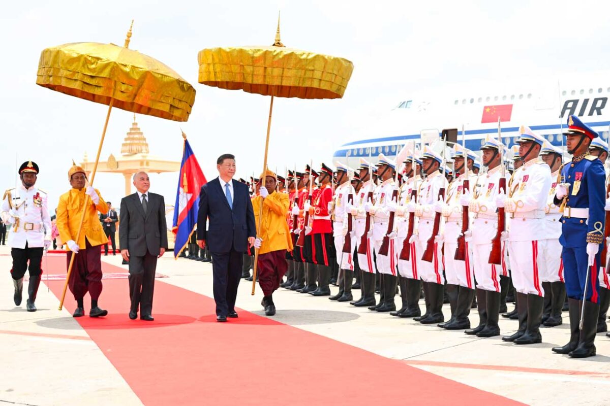 Le roi Norodom Sihamoni remet le grand collier de l'ordre national de l ...