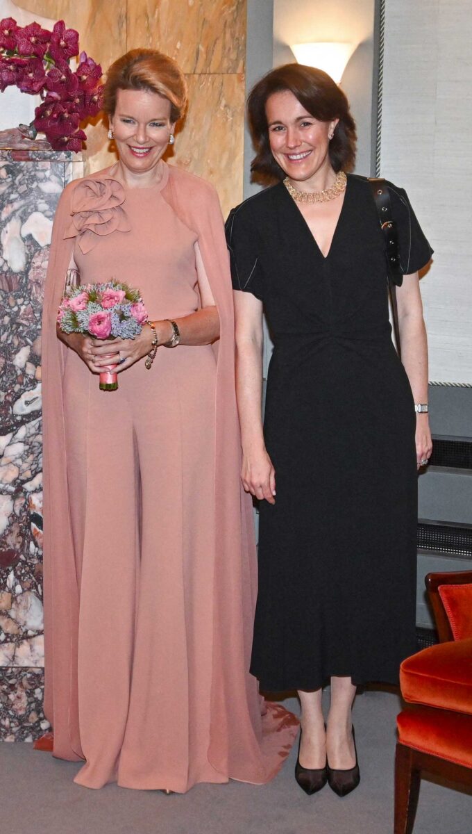 La soirée en famille de la reine Mathilde avec sa sœur, la comtesse ...