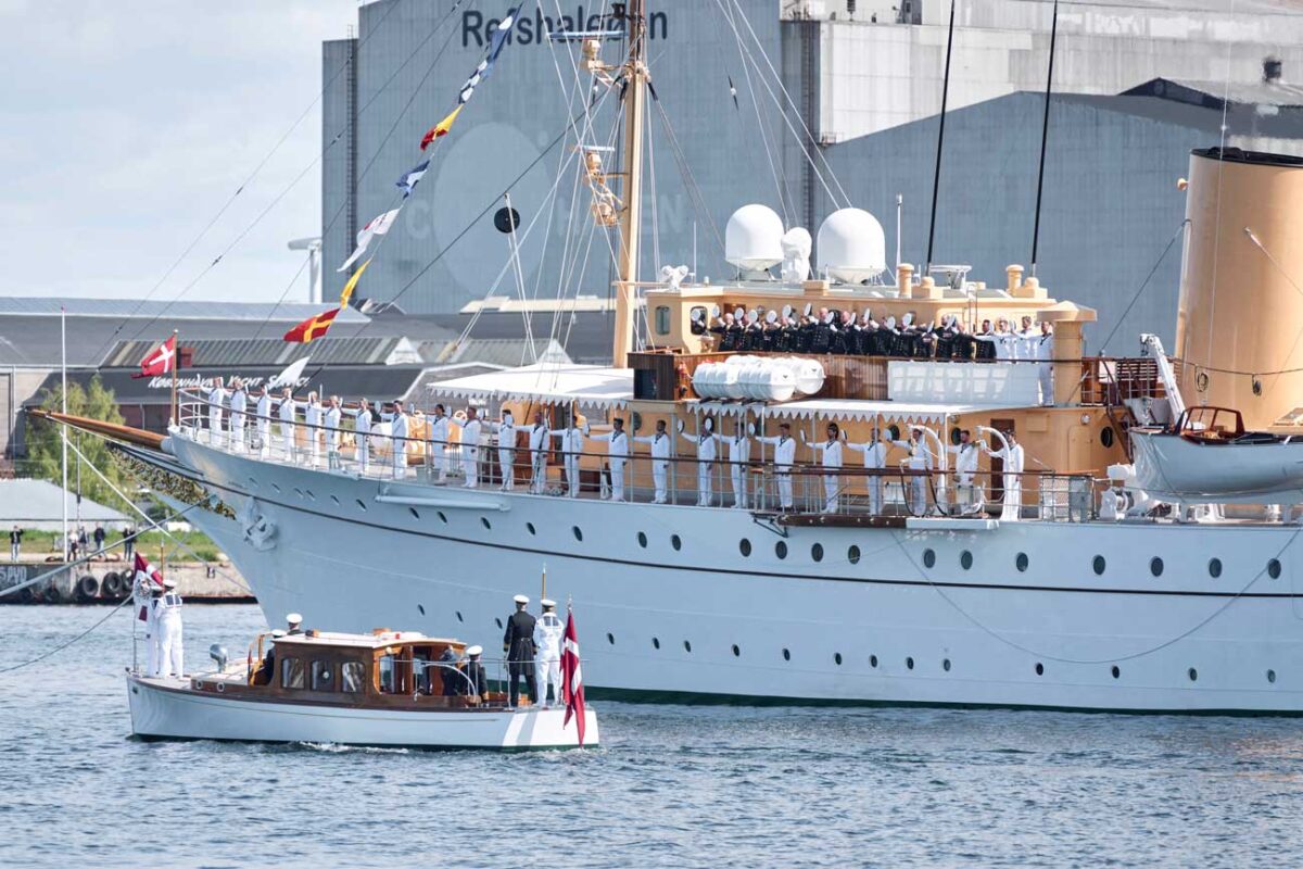 Le roi Frederik X et la reine Mary gardent le sourire malgré leur ...
