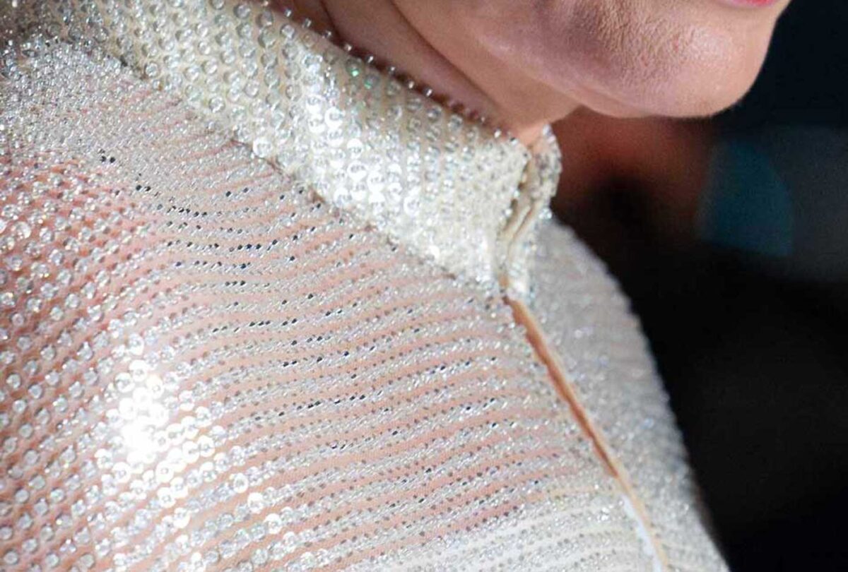 La reine Mathilde porte sa cape parsemée de sequins nacrés pour ...