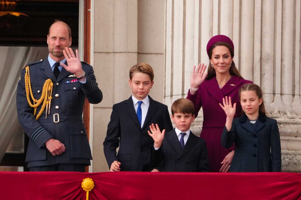 George, Charlotte et Louis de Galles au balcon de Buckingham pour les 80 ans de la libération