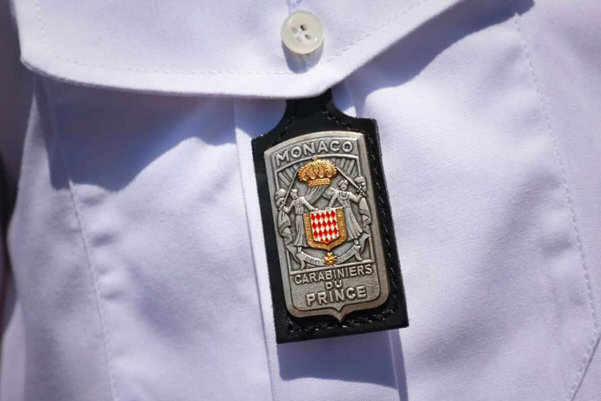 La princesse Stéphanie remet les insignes à huit nouveaux carabiniers ...