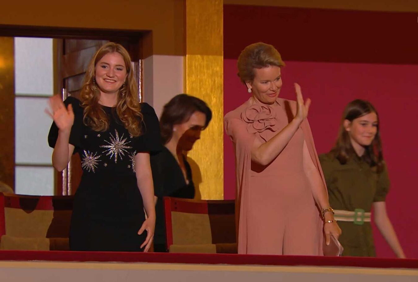 La soirée en famille de la reine Mathilde avec sa sœur, la comtesse ...