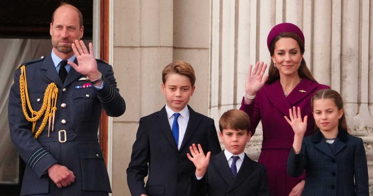 George, Charlotte et Louis de Galles au balcon de Buckingham pour les 80 ans de la libération