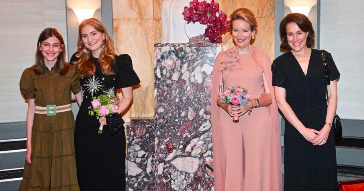 La soirée en famille de la reine Mathilde avec sa sœur, la comtesse ...