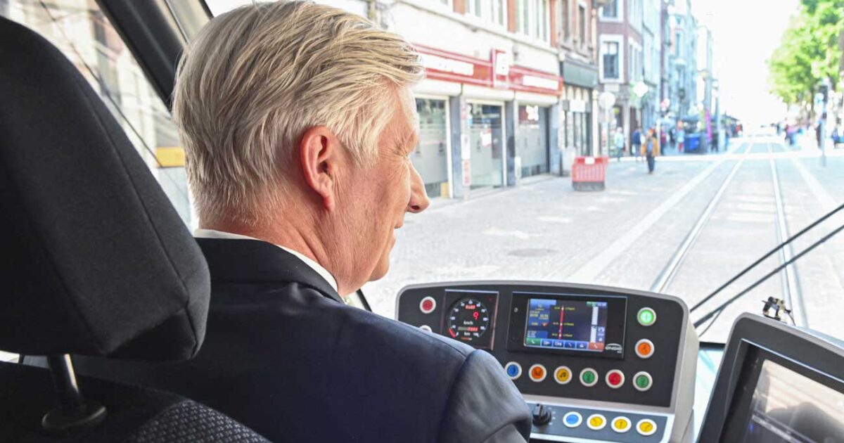 Le roi Philippe conduit le tram de Liège