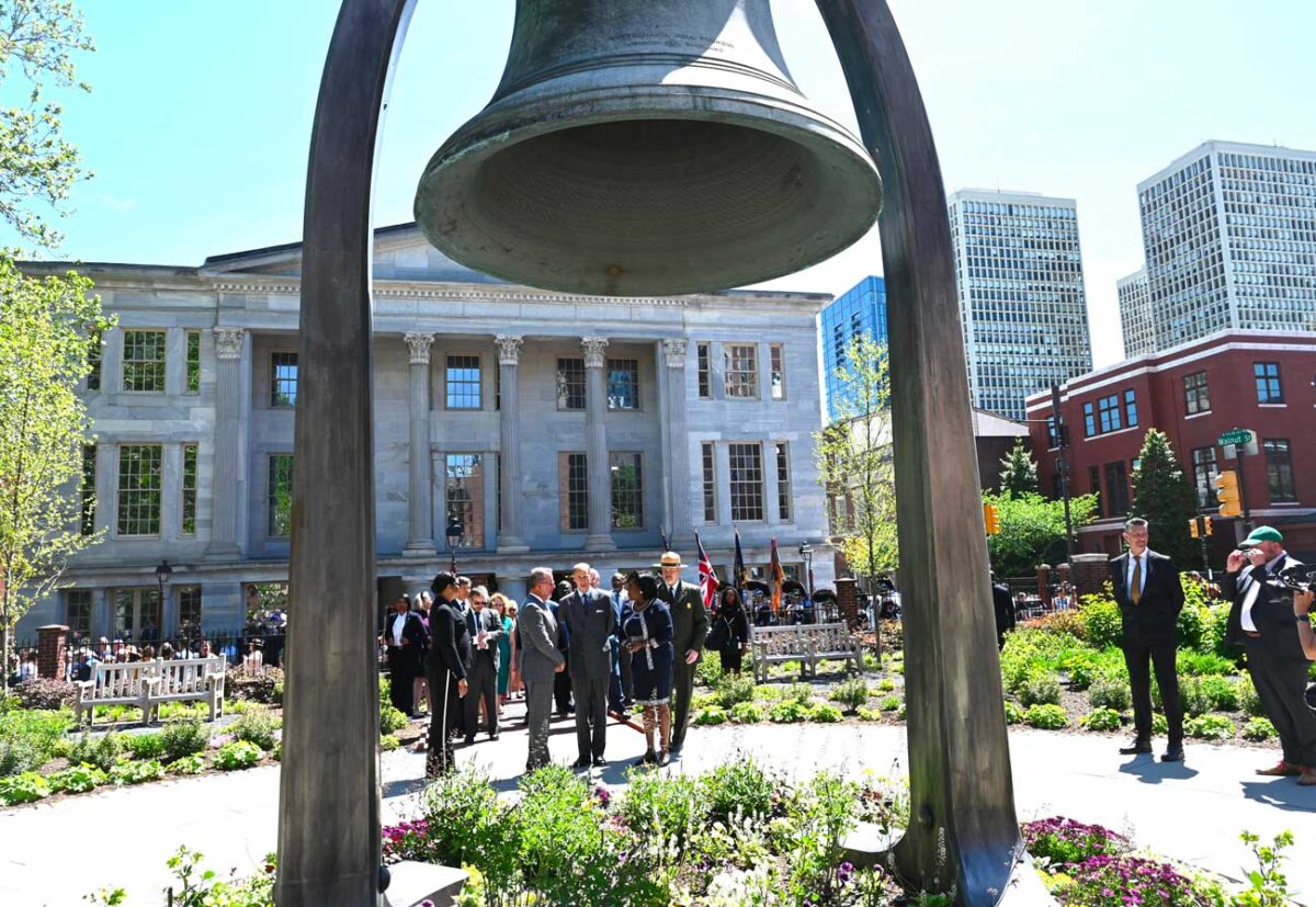 Le duc d'Édimbourg rend hommage à sa mère à Philadelphie devant une ...