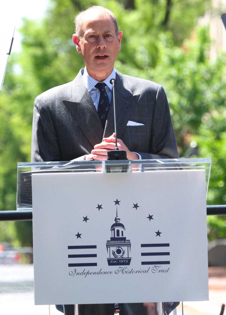 Le duc d'Édimbourg rend hommage à sa mère à Philadelphie devant une ...