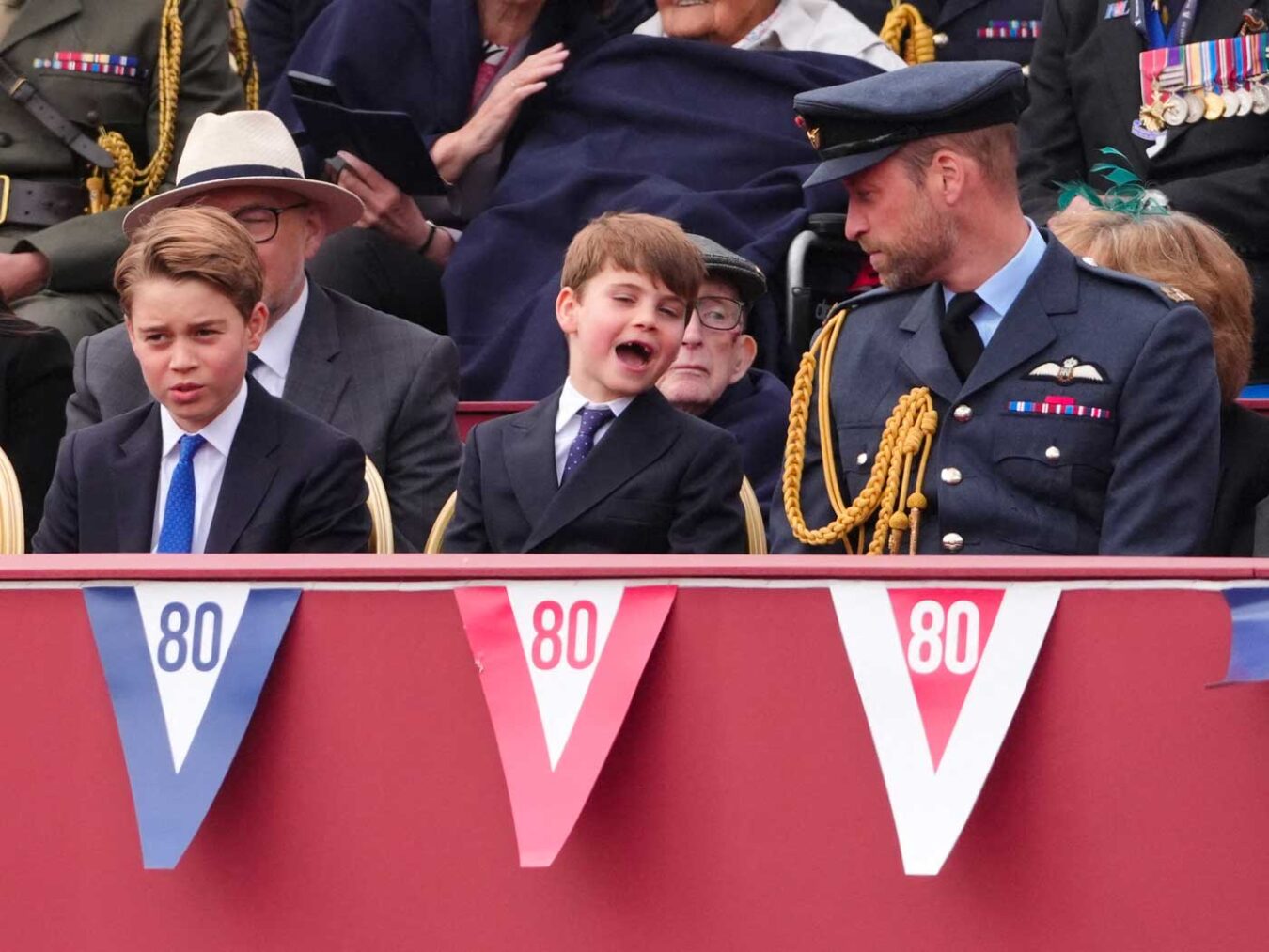 George, Charlotte et Louis de Galles au balcon de Buckingham pour les ...
