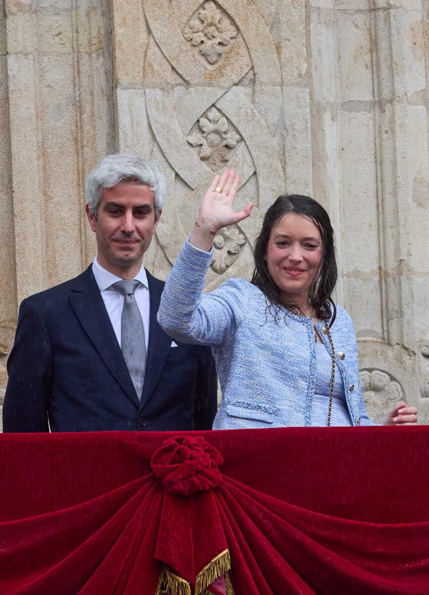 La princesse Alexandra brave la pluie avec son ventre arrondi pour sa ...