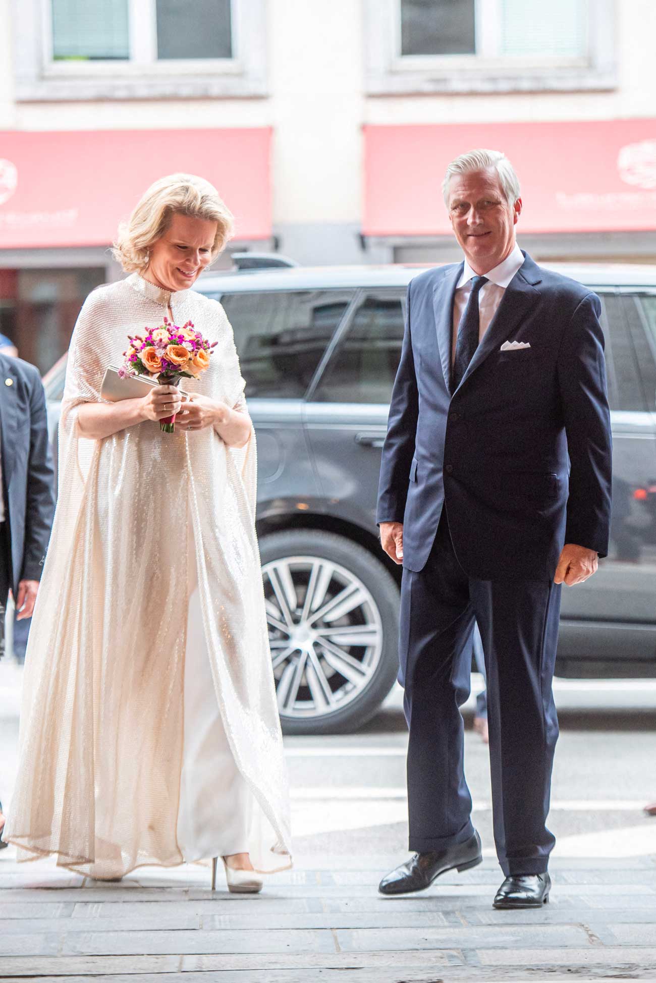 La reine Mathilde porte sa cape parsemée de sequins nacrés pour ...
