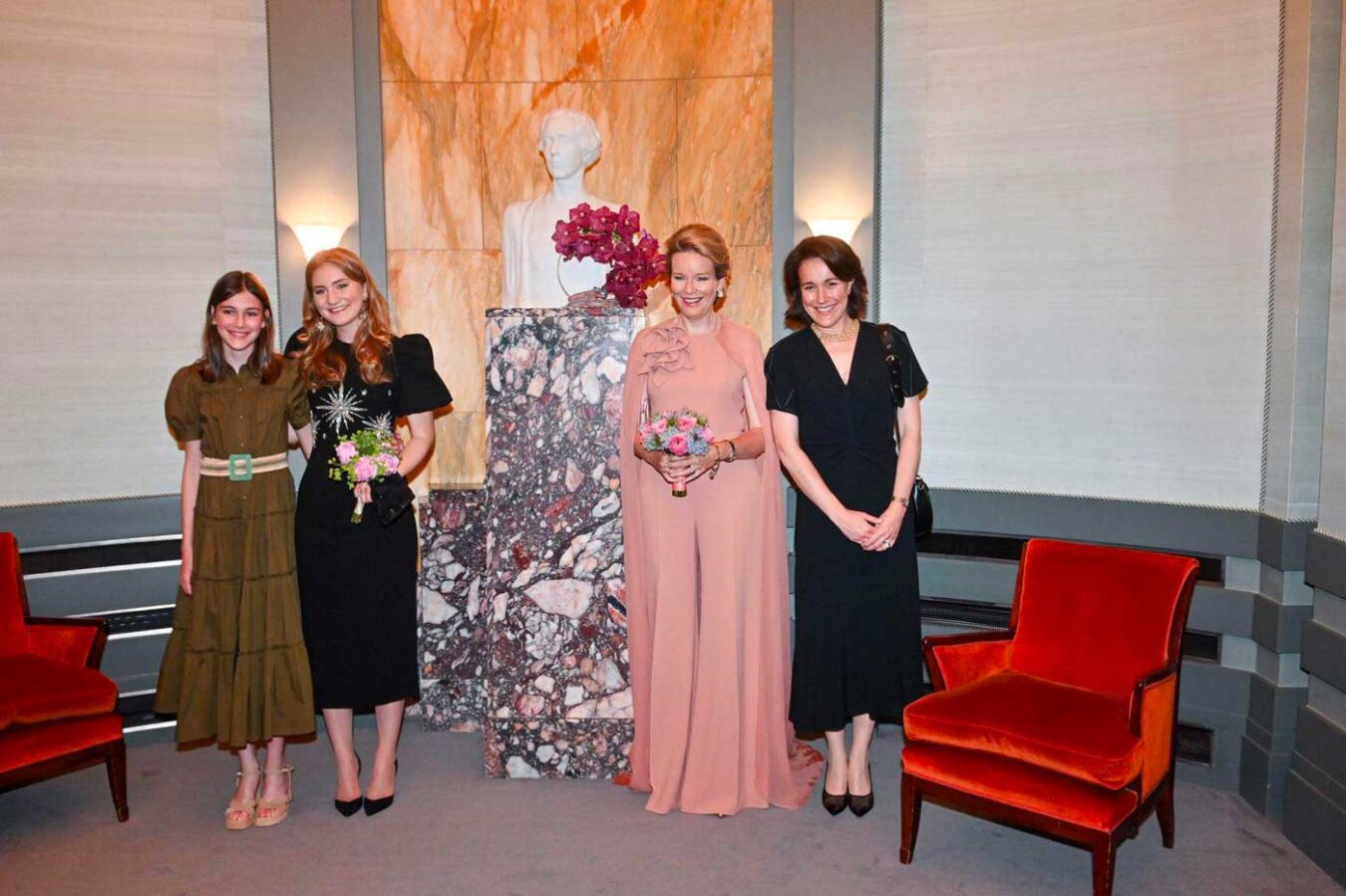 La soirée en famille de la reine Mathilde avec sa sœur, la comtesse ...