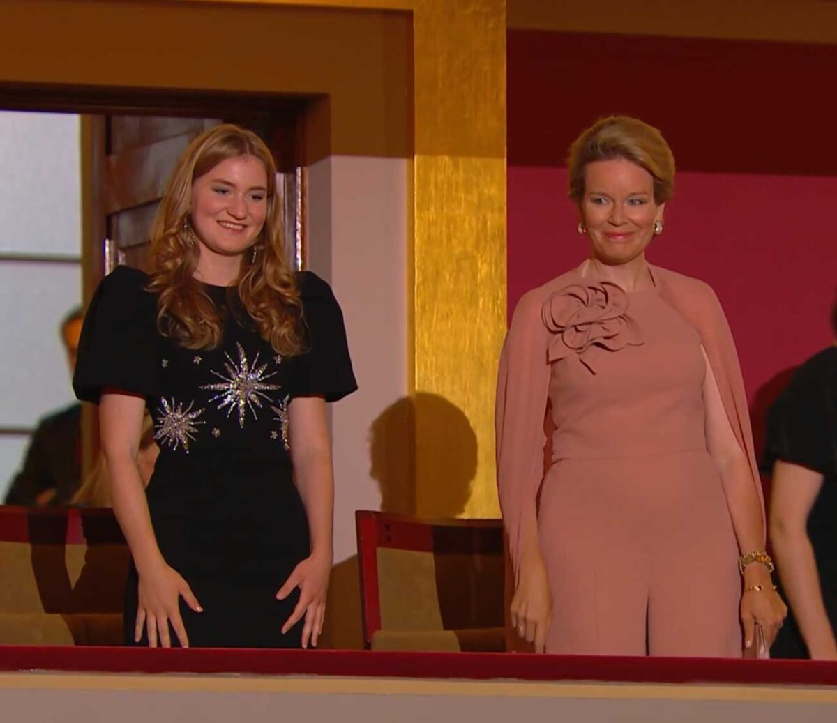La soirée en famille de la reine Mathilde avec sa sœur, la comtesse ...