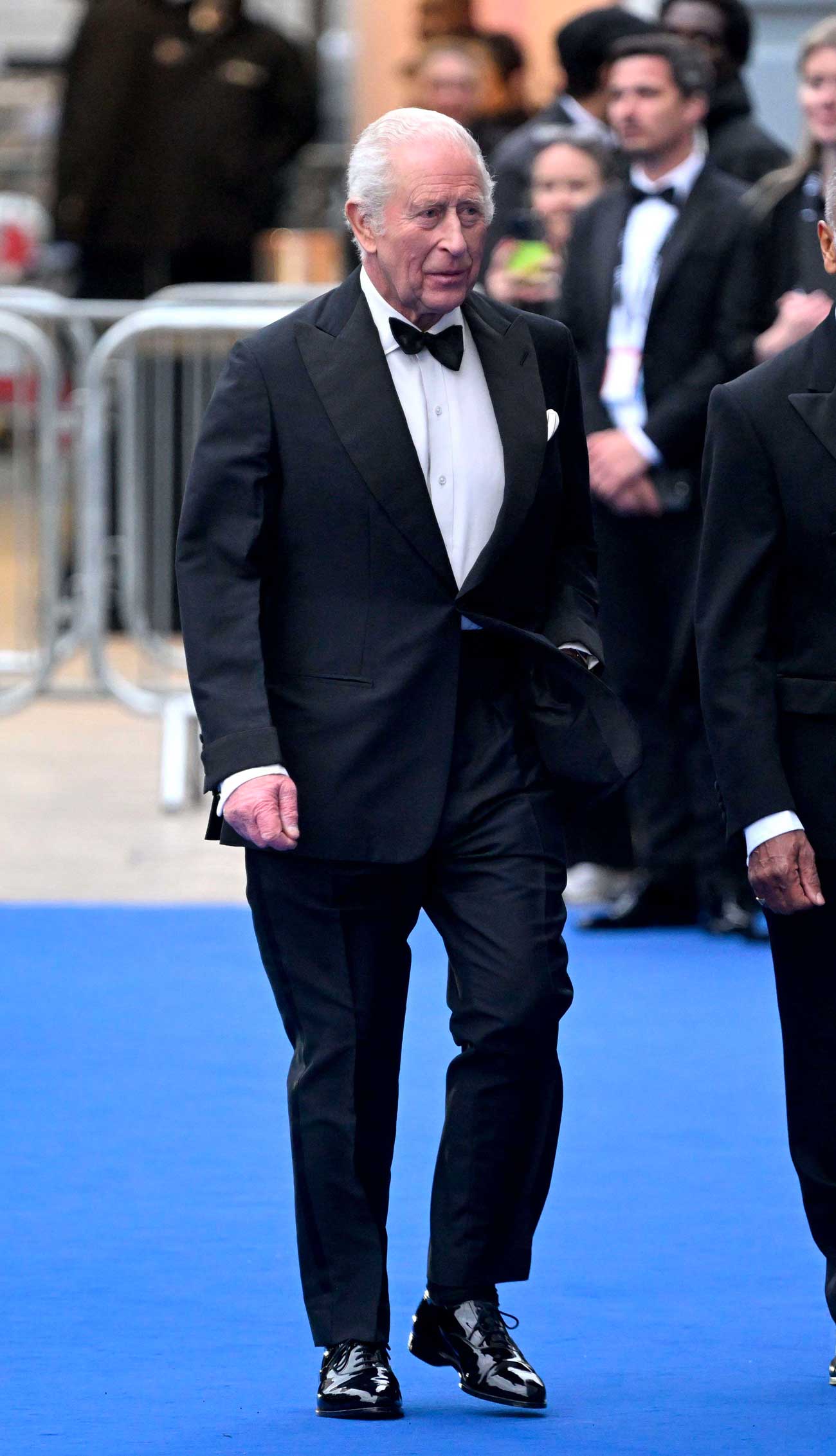 Le roi Charles III sur le tapis bleu de l'avant-première du nouveau ...