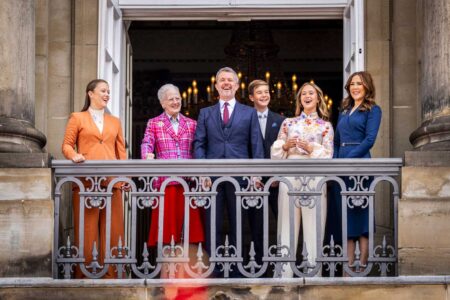La famille royale danoise au balcon pour l'anniversaire du roi Frederik ...
