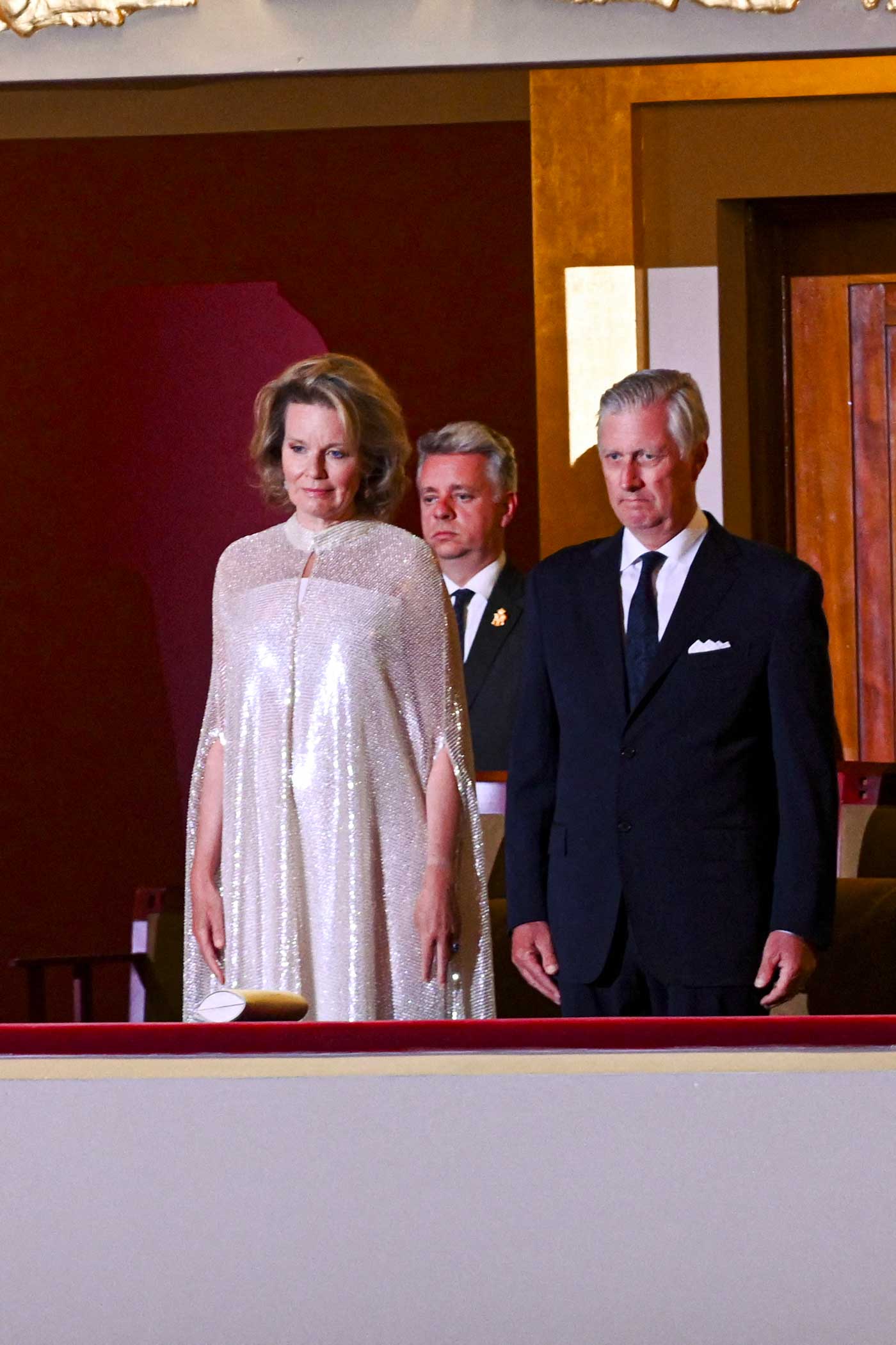 La reine Mathilde porte sa cape parsemée de sequins nacrés pour ...