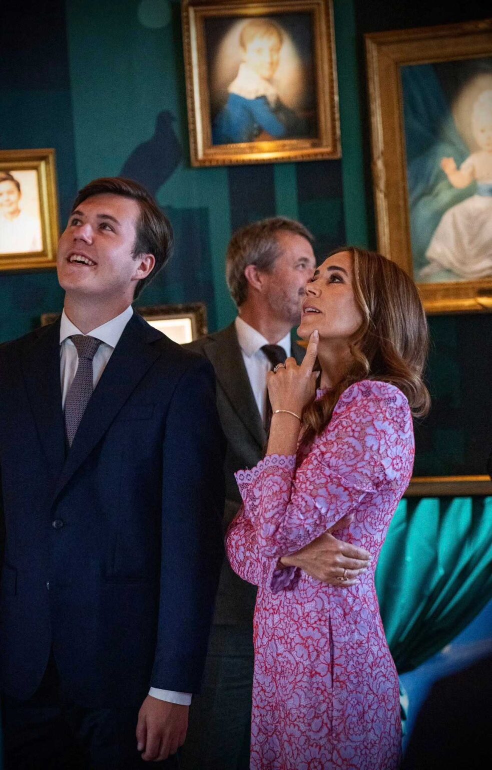 Le prince héritier Christian, le roi Frederik X et la reine Mary ...