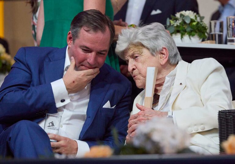 Moments tendres et complices entre le grand-duc Henri, ses enfants et ...
