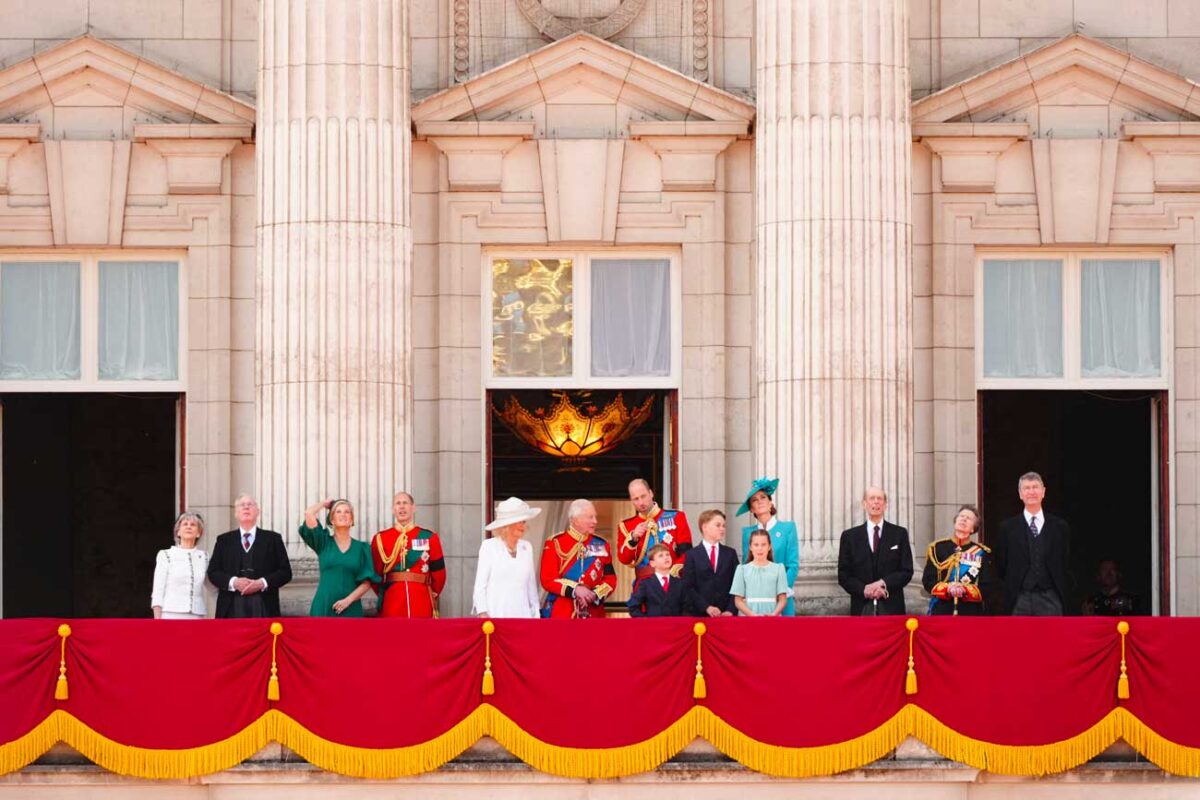 La famille royale réunie autour du roi Charles III pour célébrer son ...