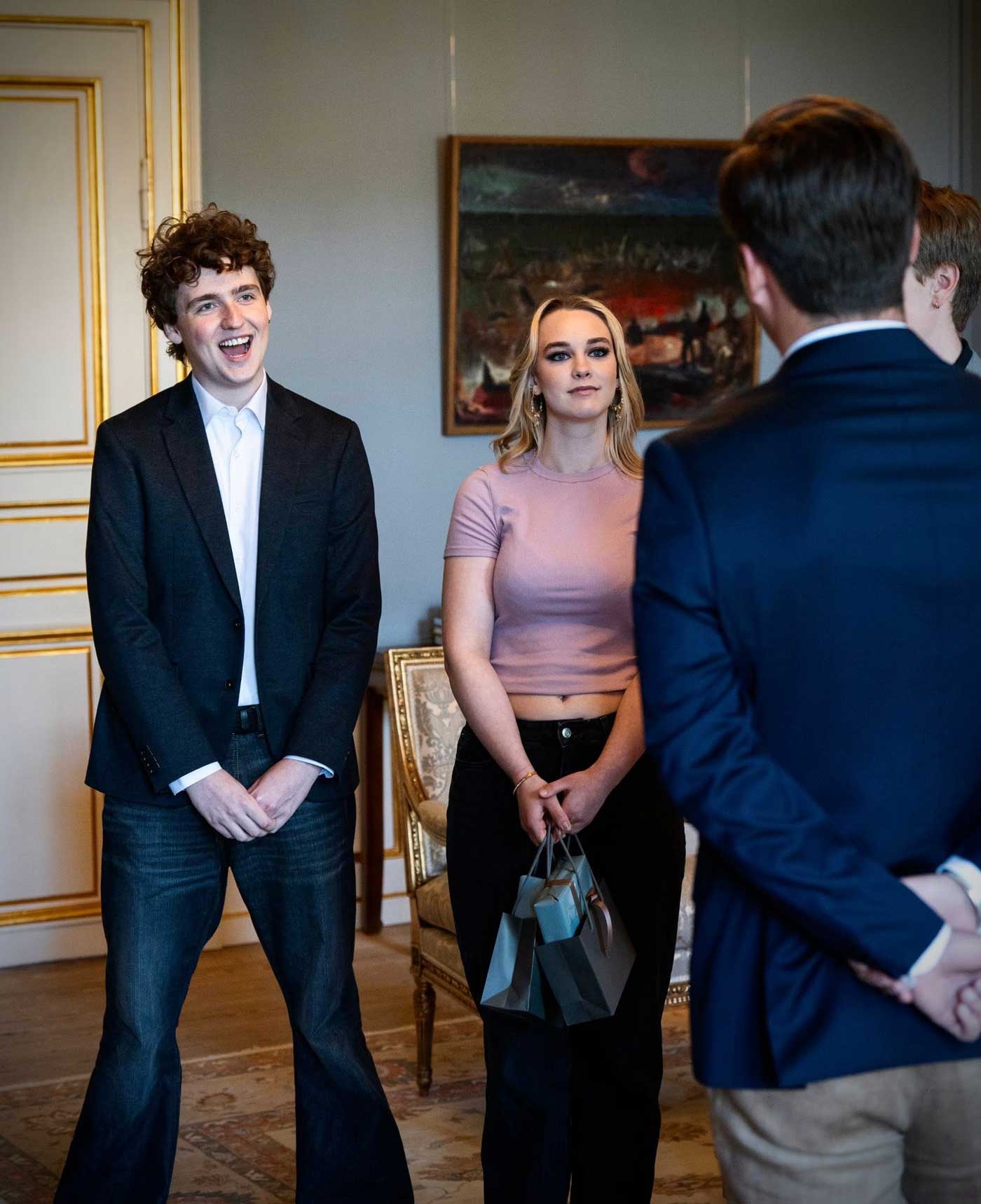 Le prince héritier Christian reçoit un cadeau surprise de la jeunesse ...