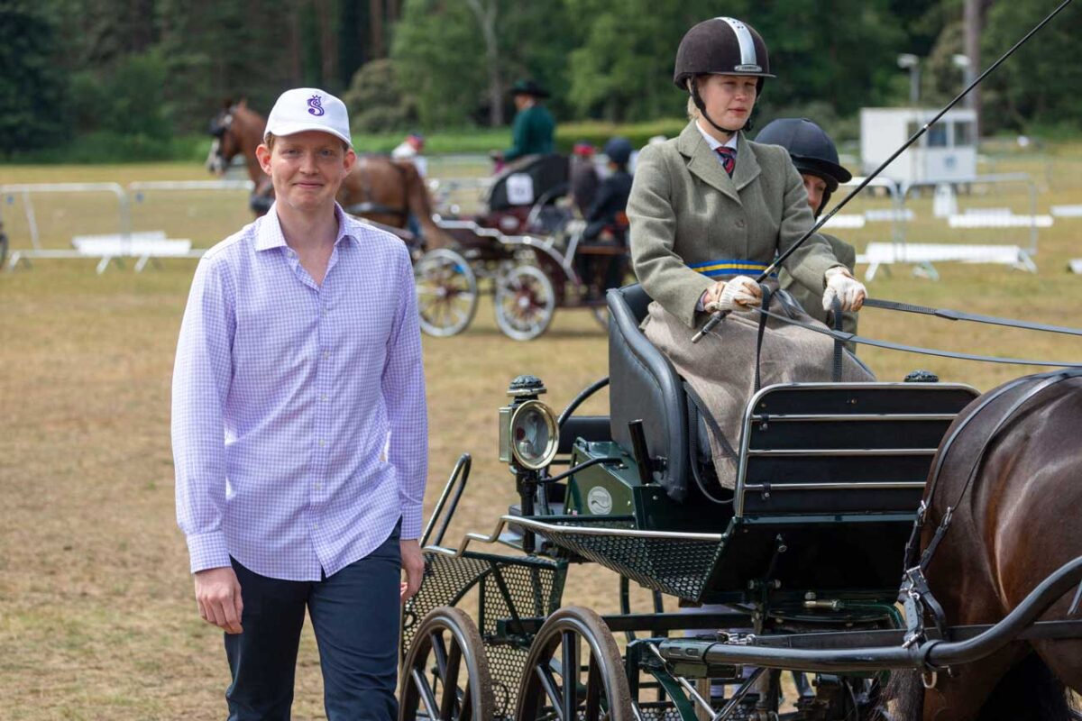 Lady Louise encouragée par son petit ami Felix aux courses d'attelage de Sandringham