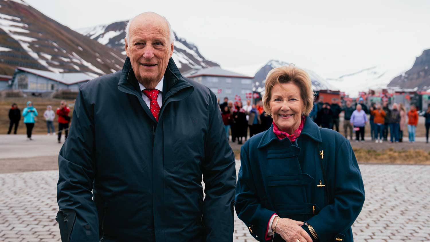 Le roi Harald et la reine Sonja visitent la station terrienne de ...