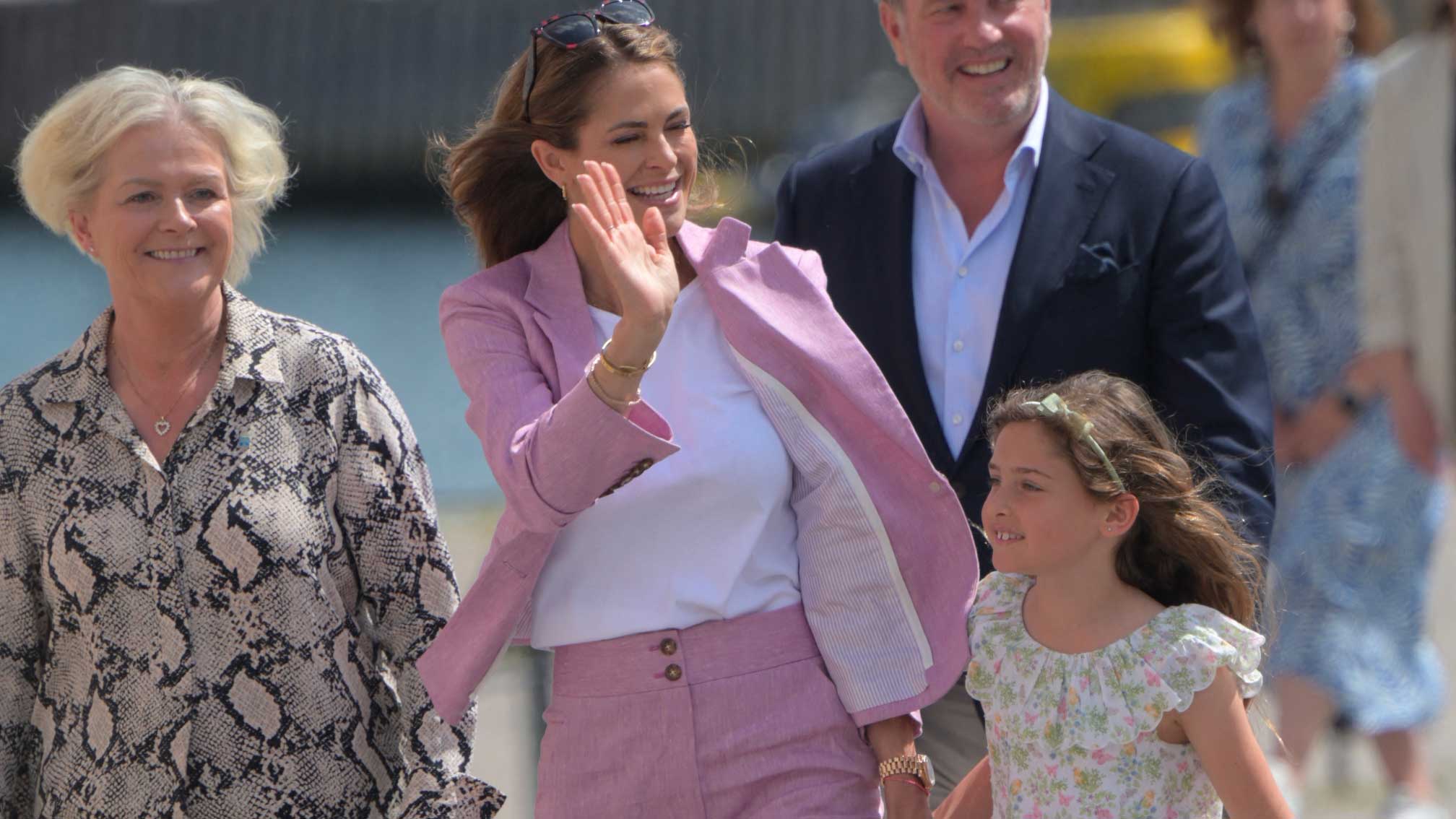 La princesse Adrienne assure sa première mission royale en se rendant ...