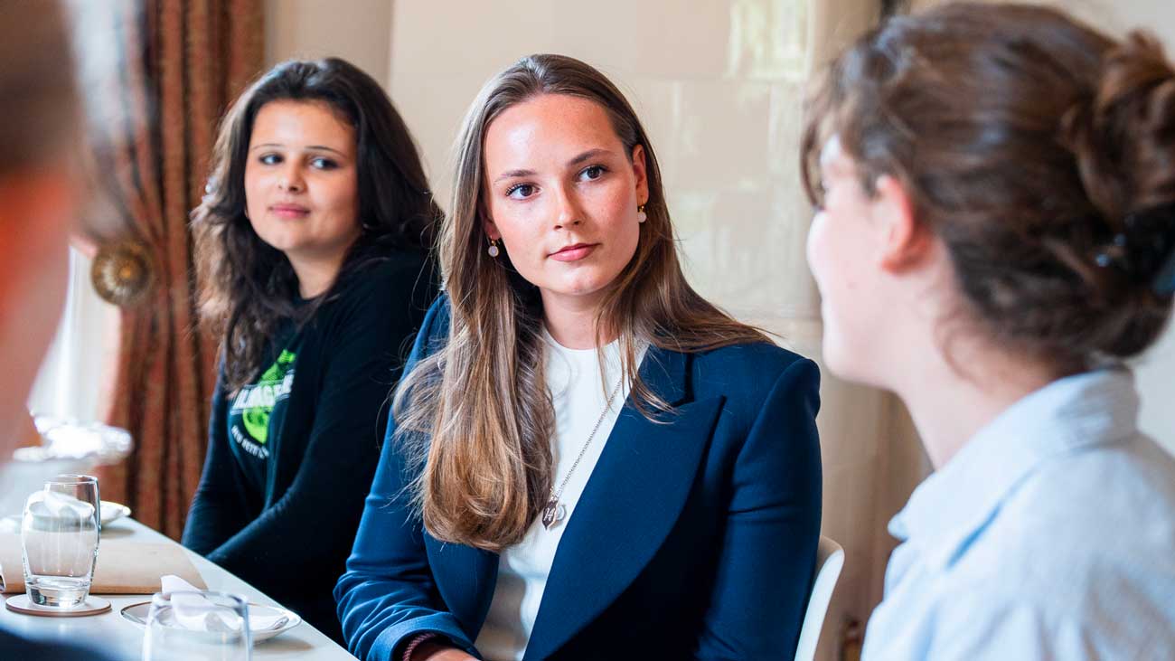 La princesse Ingrid Alexandra convie au palais royal d'Oslo des jeunes ...