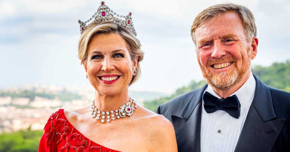 La reine Máxima radieuse en rouge et parée de son diadème de rubis au ...