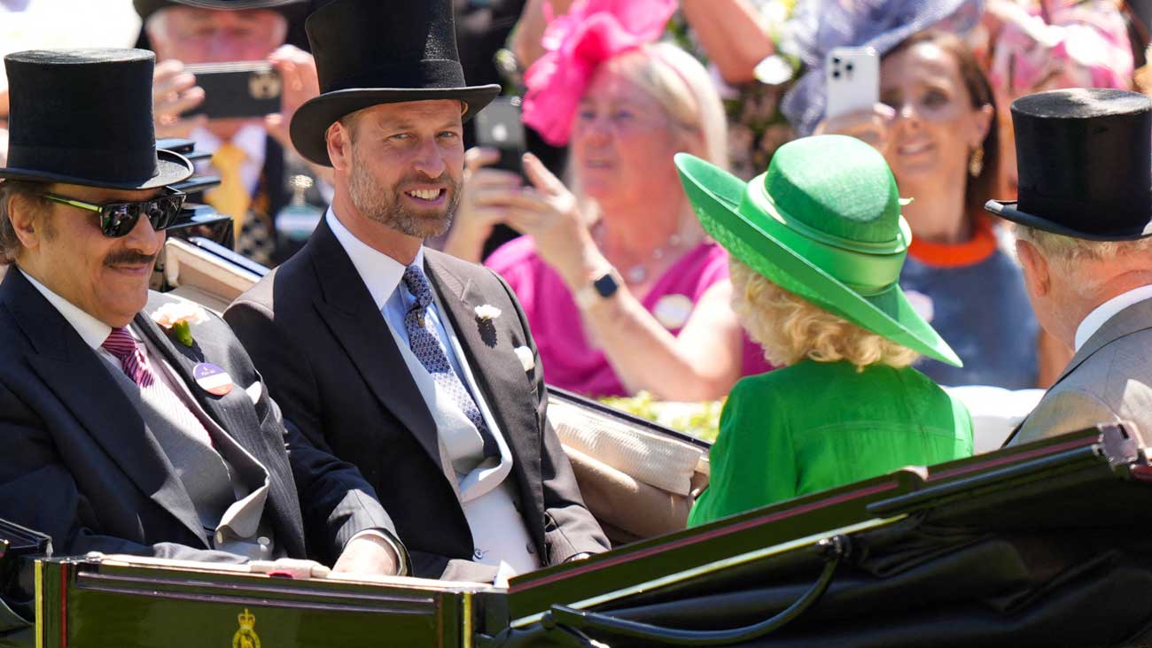 Le prince William sans Kate dans la calèche du couple royal à Ascot