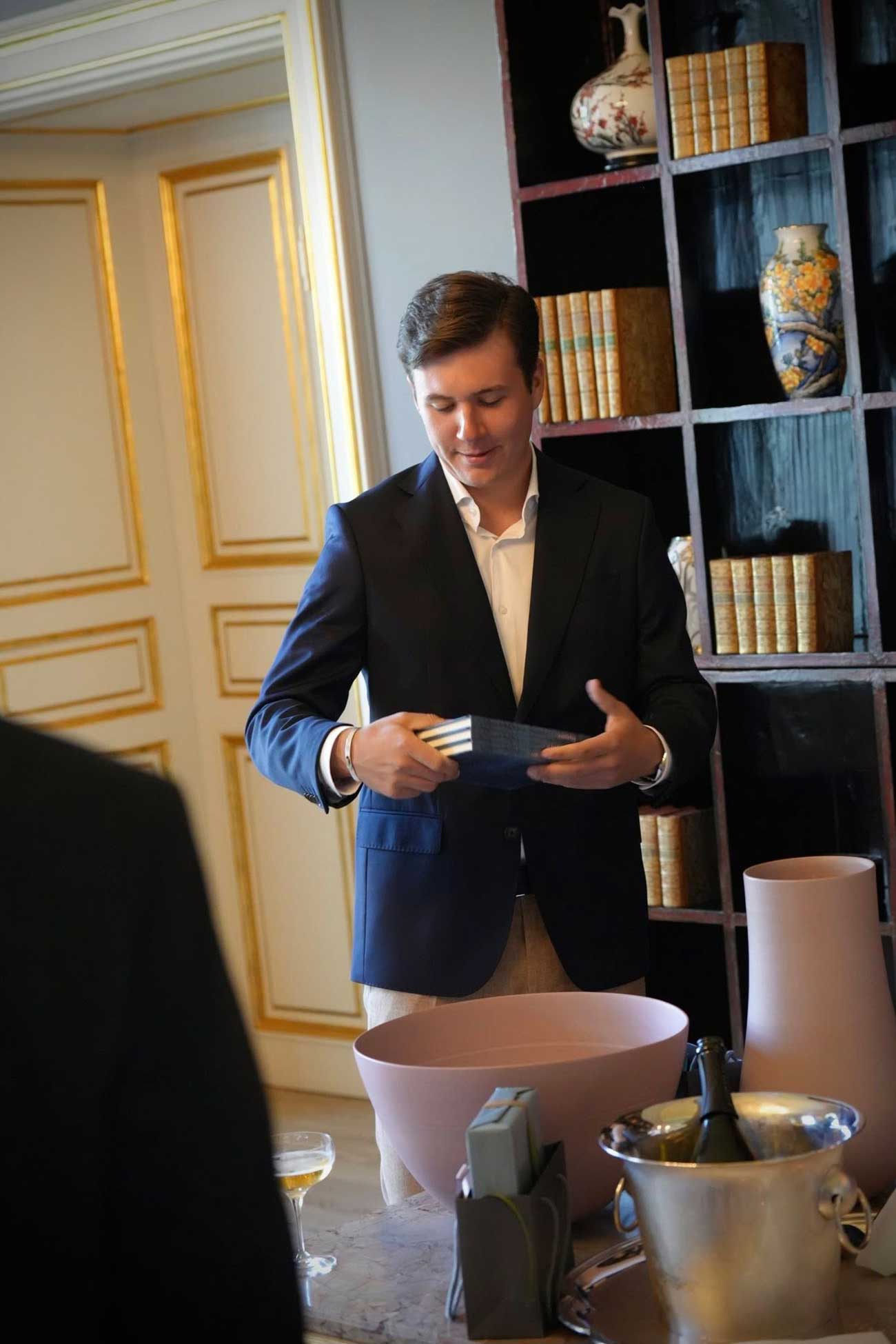 Le prince héritier Christian reçoit un cadeau surprise de la jeunesse ...