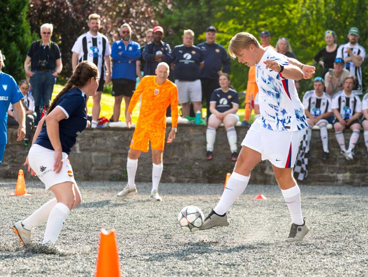 Le prince héritier Haakon et le prince Sverre Magnus sur le terrain de ...