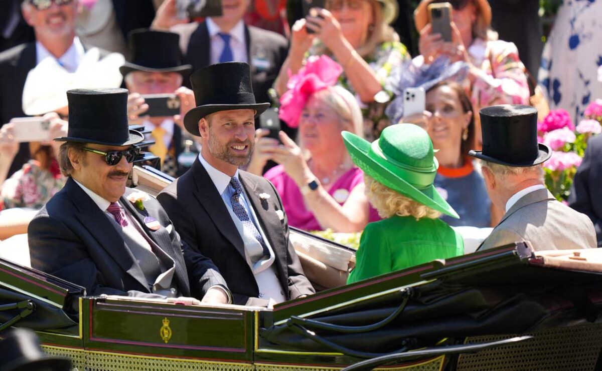 Le prince William sans Kate dans la calèche du couple royal à Ascot