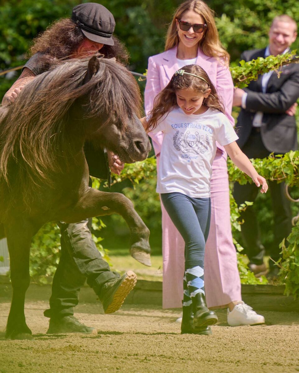 La princesse Adrienne assure sa première mission royale en se rendant ...