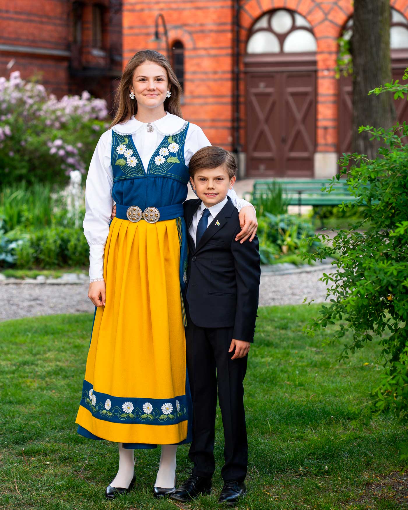 La princesse Estelle pose en costume national avec le prince Oscar pour ...
