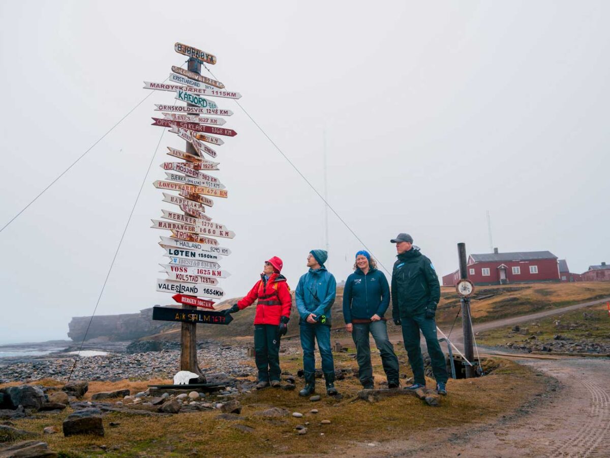 Le roi Harald et la reine Sonja sur l'île aux Ours, au sud du Svalbard