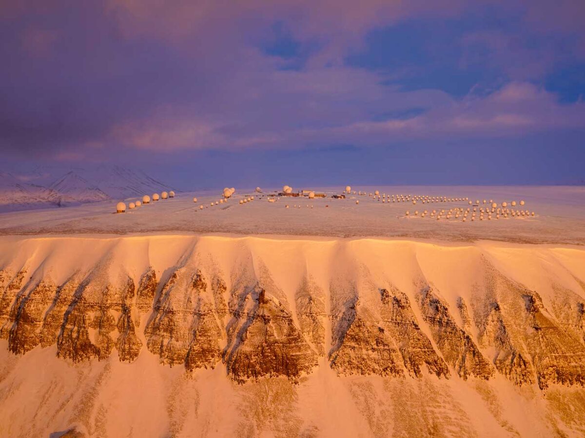 Le roi Harald et la reine Sonja visitent la station terrienne de ...
