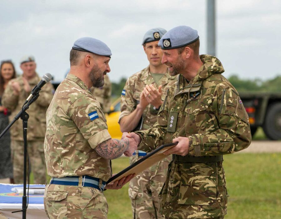 Le prince William rencontre pour la première fois les hommes de l'Army ...