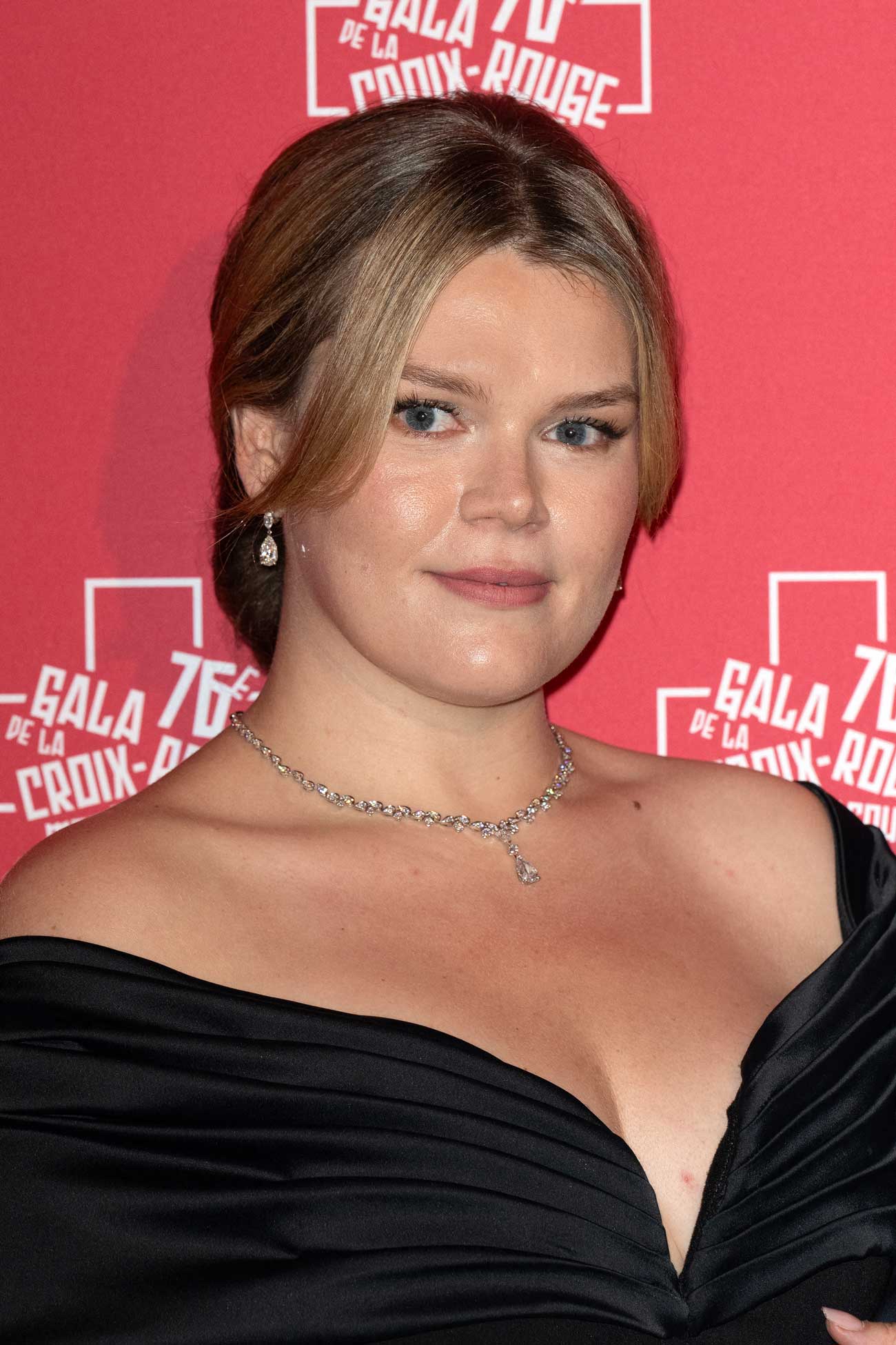 Camille Gottlieb rend hommage à la princesse Grace dans une robe ...